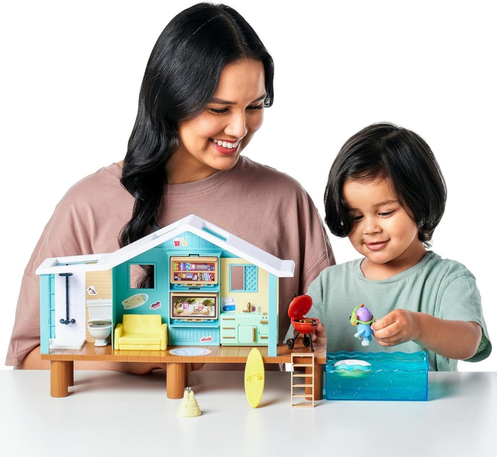 Bluey Beach Cabin Playset, With Exclusive Figure - Bargain Hunter UK Deals